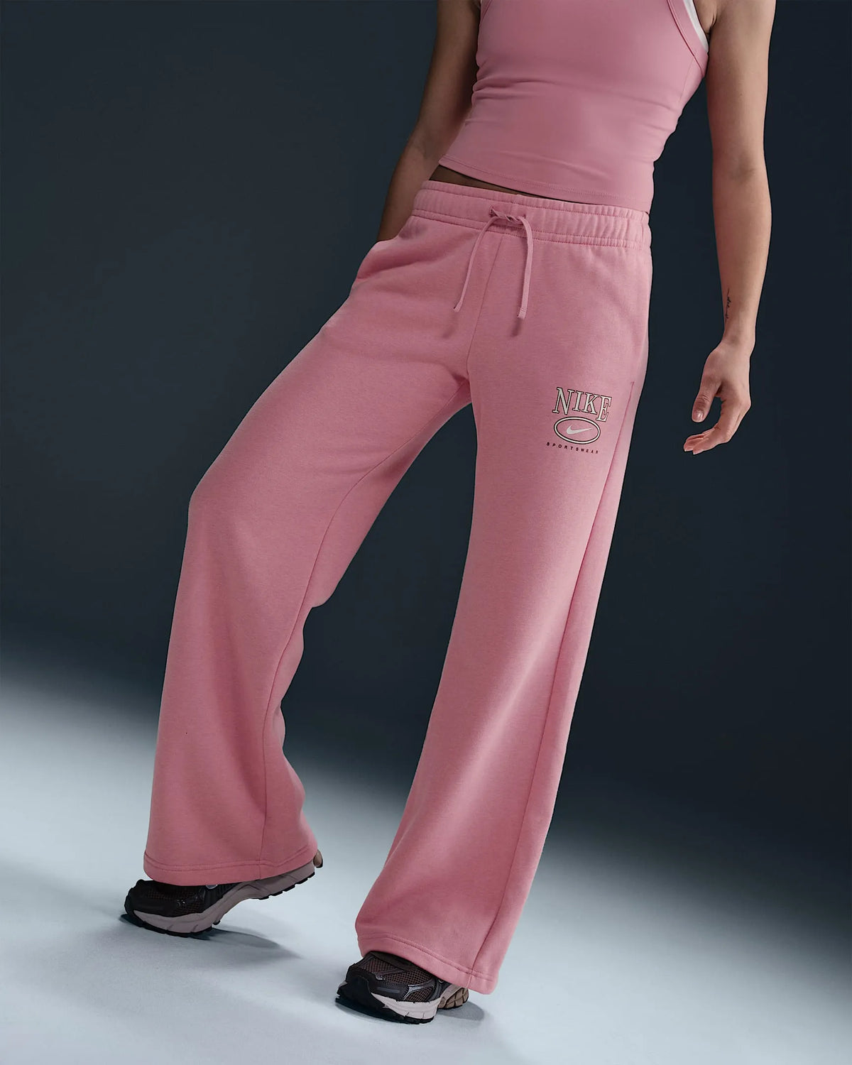 Nike Sportswear Club Fleece Women's Mid-Rise Wide-Leg Graphic Pants HJ